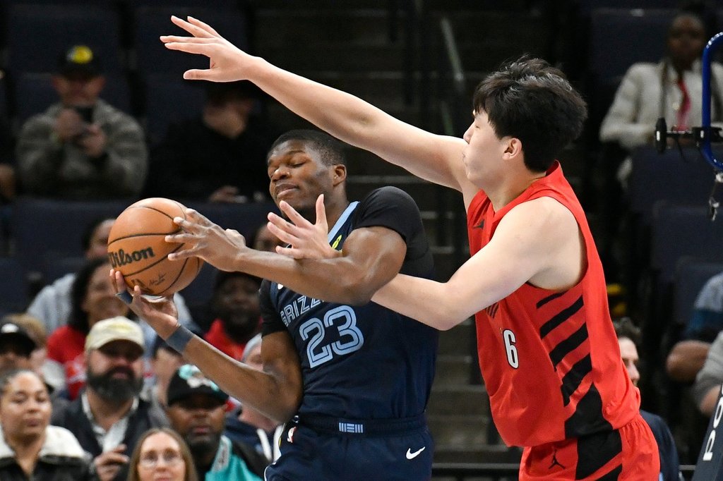 Yang, rookie from China, makes first NBA start – Winnipeg Free Press