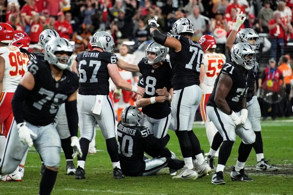 Daniel Carlson hits 60-yard field goal to lift Raiders over Chiefs, 14 ...