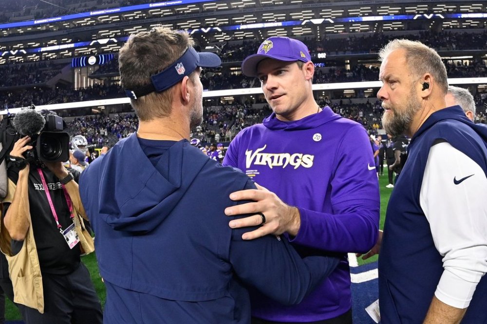 Vikings’ plane turns around after mechanical issues en route to their ...