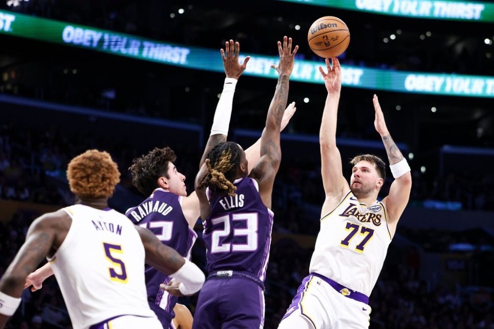 Luka Doncic and LeBron James combine for 68 points, Lakers end skid ...
