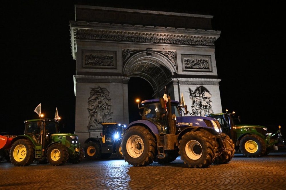French farmers drive 350 tractors to Parliament to protest low incomes ...