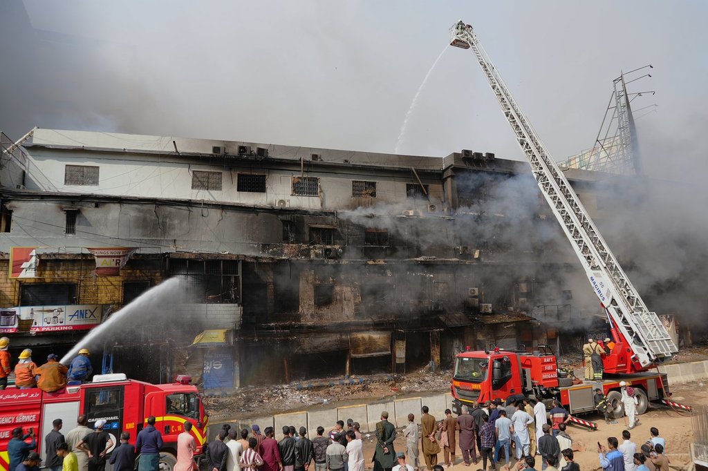 Death toll in Karachi shopping plaza fire rises to 10 as search ...