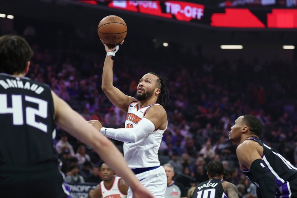 Jalen Brunson leaves Knicks’ game in Sacramento after hurting right ...