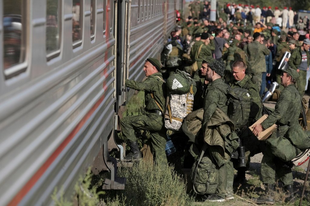 Russia offers cash bonuses, frees prisoners and lures foreigners to ...