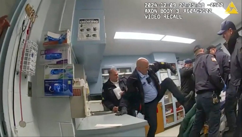 Prosecutor argues New York prison guard’s inaction contributed to ...