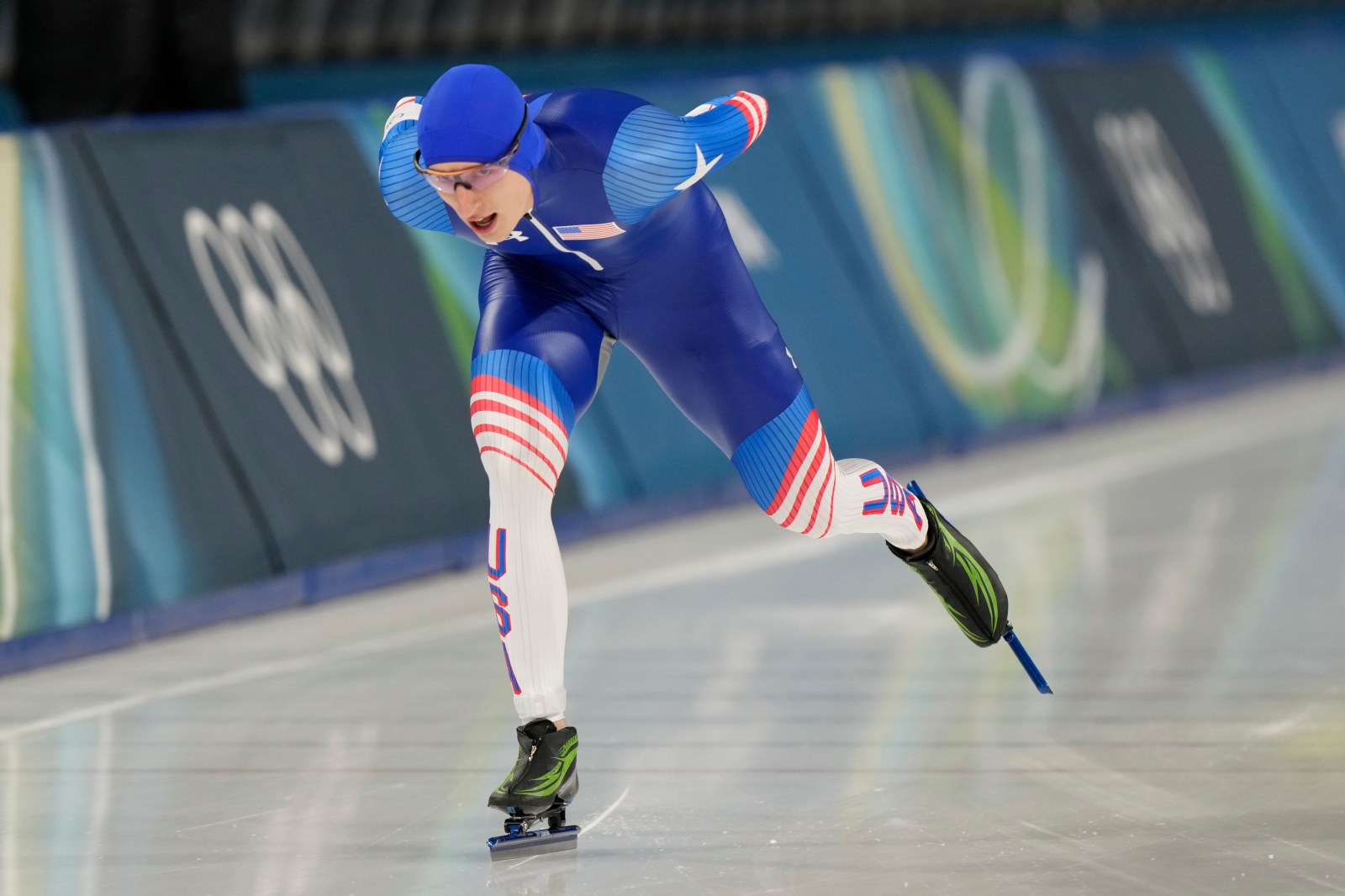 Jordan Stolz opens his bid for 4 golds by winning the 1,000 meters in ...