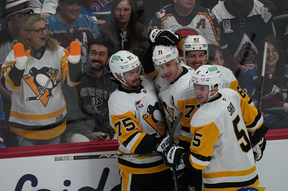 Malkin gets 2 goals in his return from suspension as the Penguins beat ...
