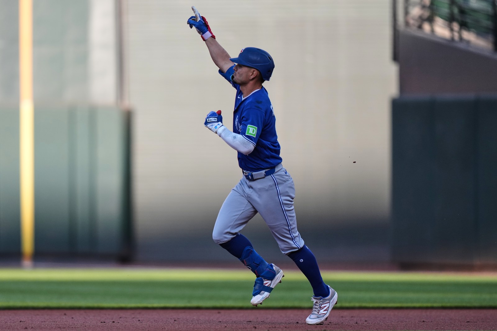 Bases-loaded walk lifts the Blue Jays to a 2-1 victory over the Orioles ...