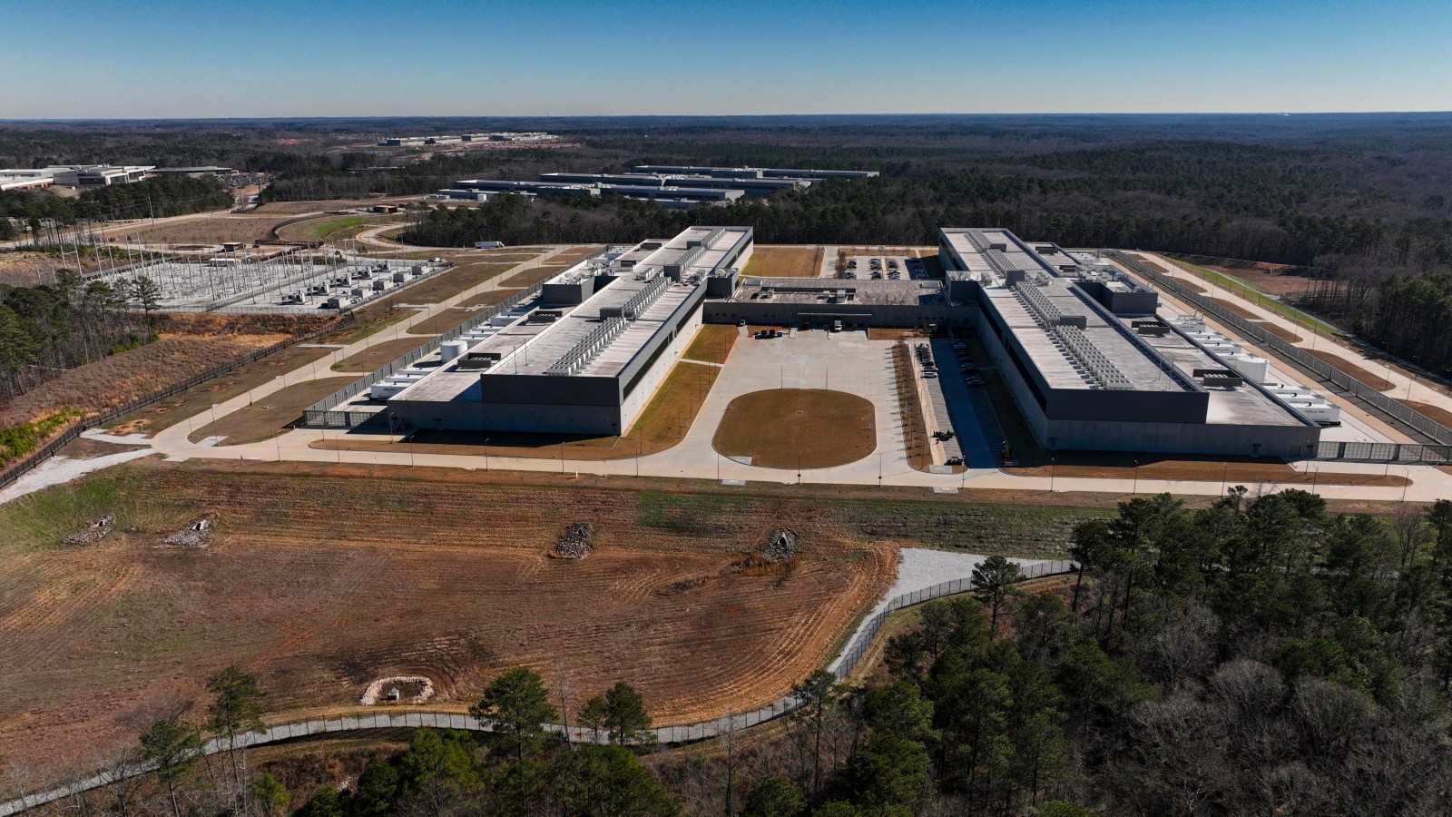 Energy, water use and pollution of AI and data centers rival most ...