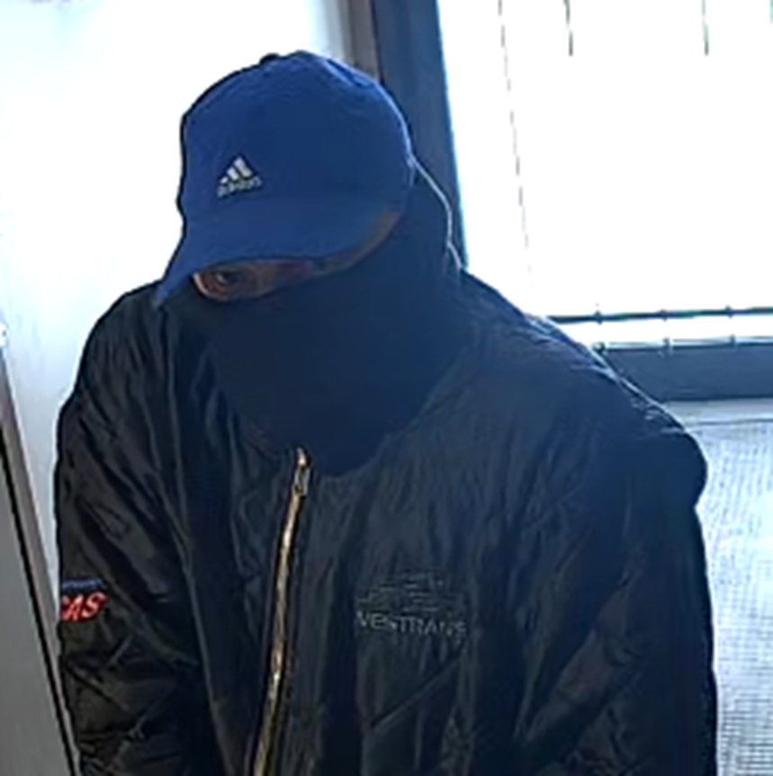 Suspects sought in armed smash-and-grab at gold store – Winnipeg Free Press