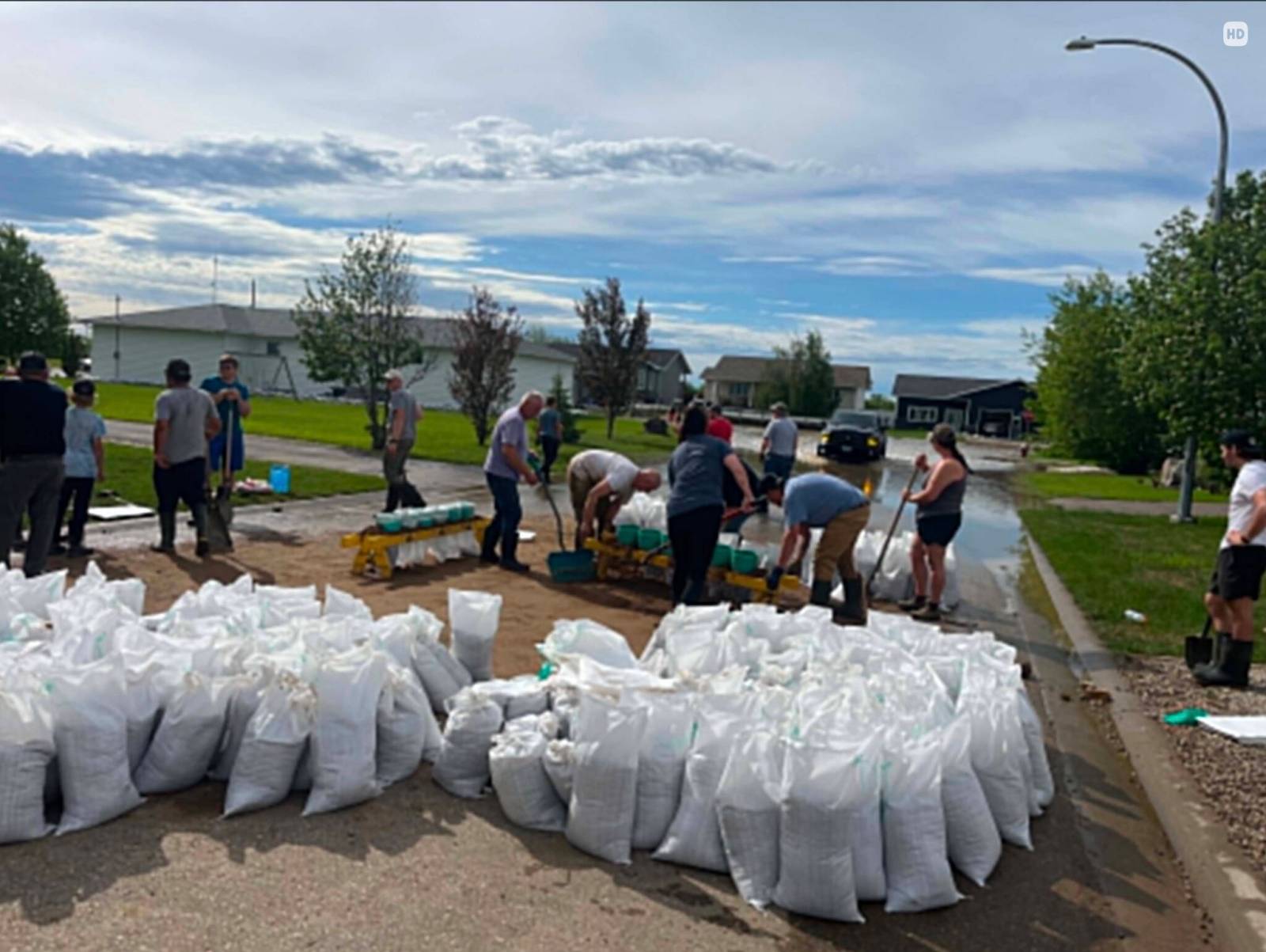 Sandbagging continues as Swan River declares state of emergency after ...