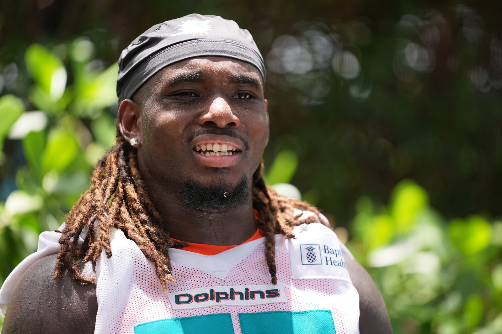 Dolphins agree to a 3-year extension with center Aaron Brewer, AP ...