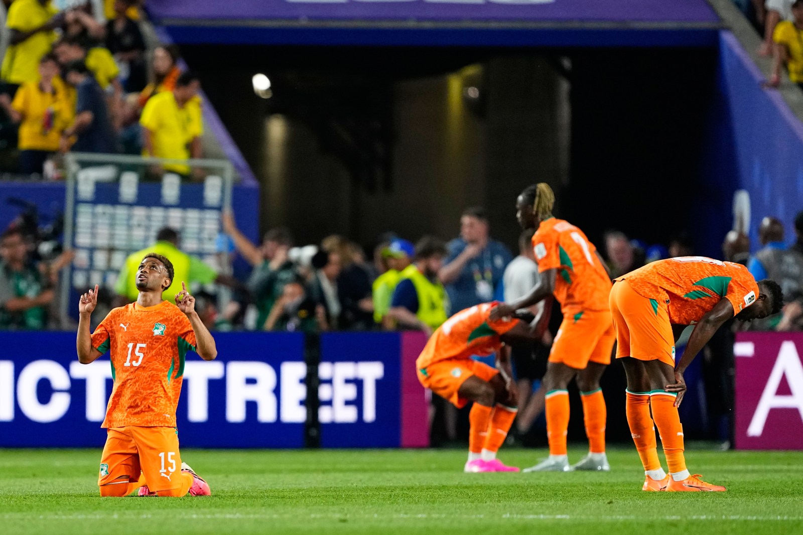 Amad Diallo scores in the 90th minute to lift Ivory Coast past Ecuador ...