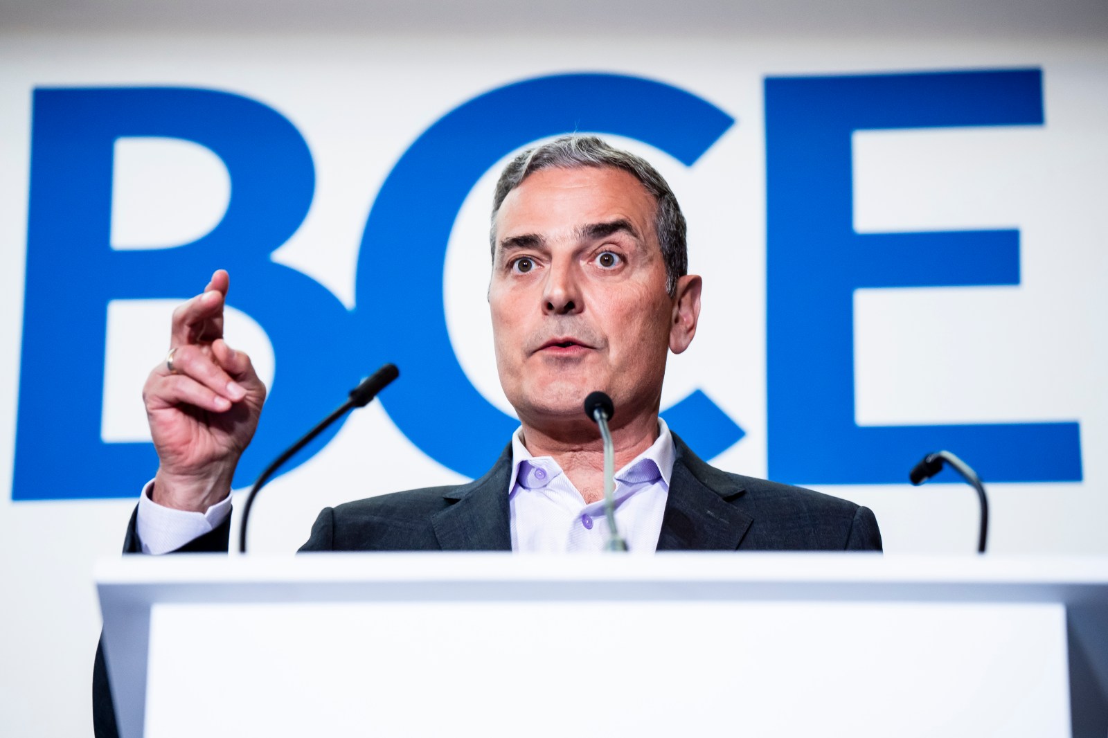 Bell, Cohere sign deal to operate models using Bell AI Fabric ...