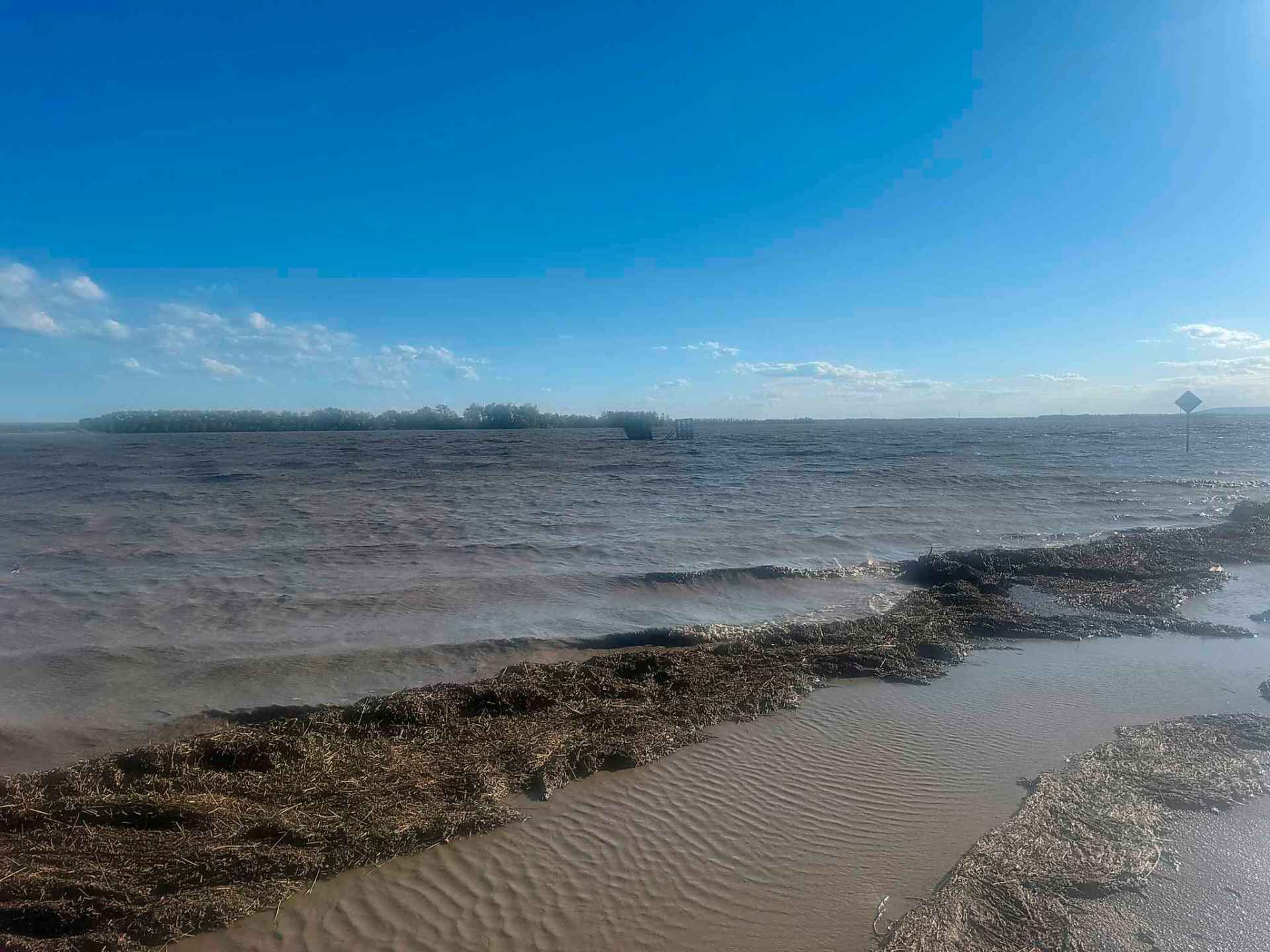Sandbagging continues as Swan River declares state of emergency after ...