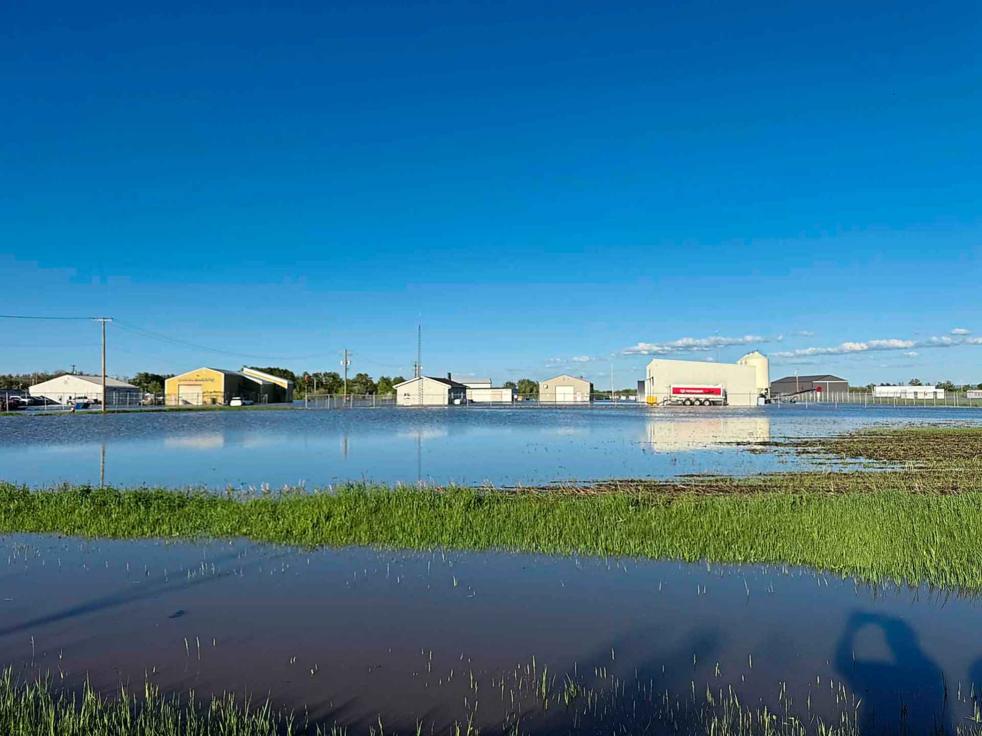 Sandbagging continues as Swan River declares state of emergency after ...