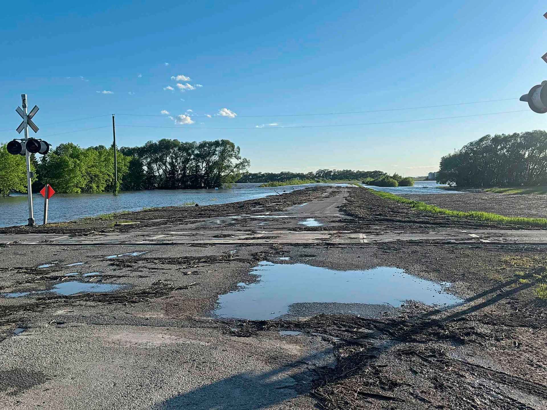 Sandbagging continues as Swan River declares state of emergency after ...